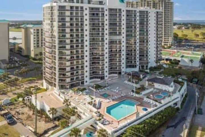 Ground Floor Studio, Private Beach Access & Beach - Miramar Beach, FL