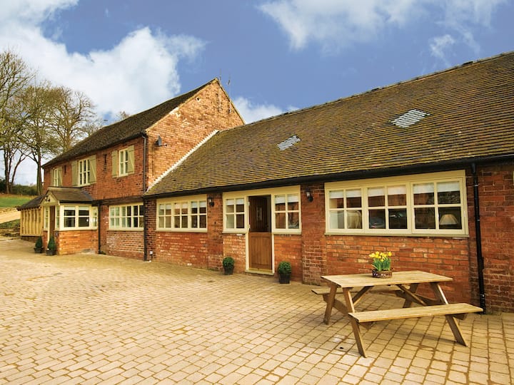 The Peacock Barn - E4713 - Tutbury Castle