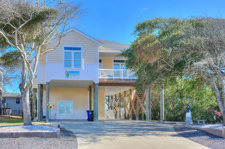 1 Sunflower: Spacious House For 11 In Oak Island! - Oak Island, NC