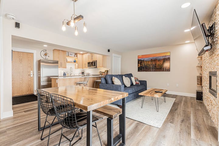 Ski In/walk Out W/views + Hot Tub-fireplace-elevator-recently Updated-stay At The Resort In Style - Steamboat Springs, CO