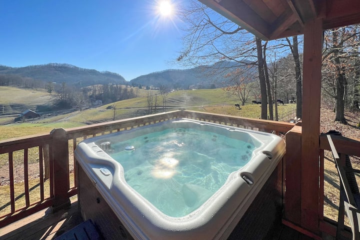 Luxury Mountain Cabin With Hot Tub & Pool Table! - Maggie Valley, NC