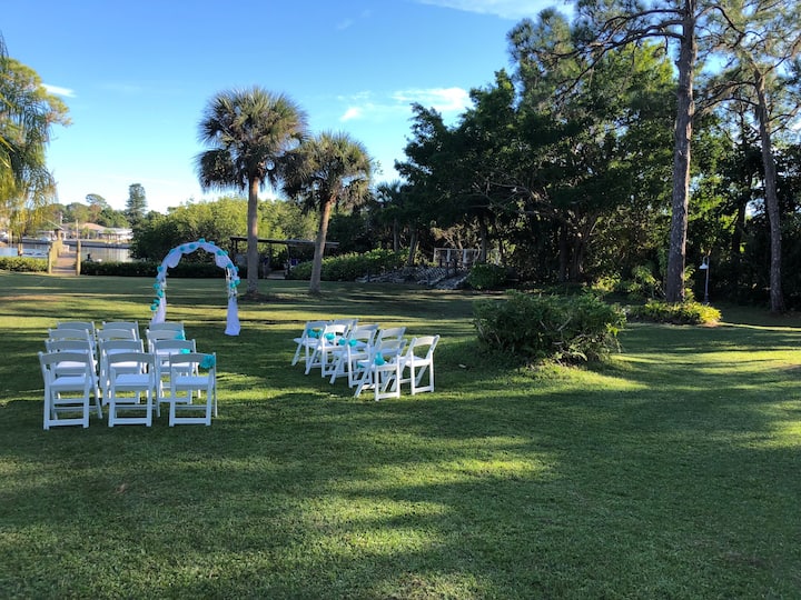 Shady Pines Weddings · Elopement Package 1.3ac Seaside W Dock, Pool Ac - Englewood, FL