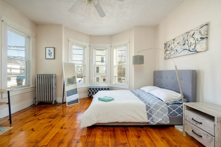 Sunny Bay Window Room W/ Queen - Manchester, NH