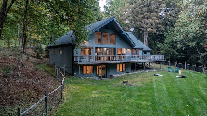Stowe Woods Chalet: Hottub | Fam-friendly | Cozy - Waterbury Village Historic District