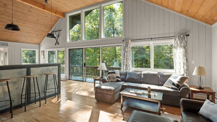 Central Location, Gorgeous Private Deck! - Waterbury Village Historic District