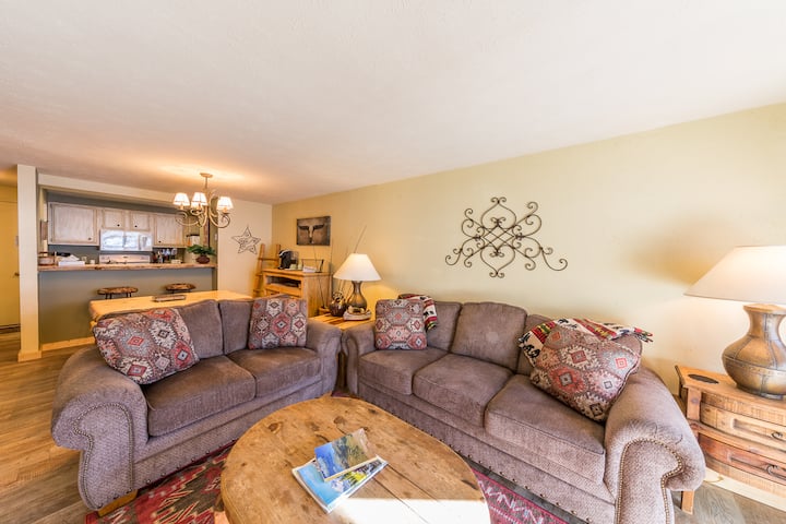 Charming Condo On The Free Shuttle Loop With A - Crested Butte, CO