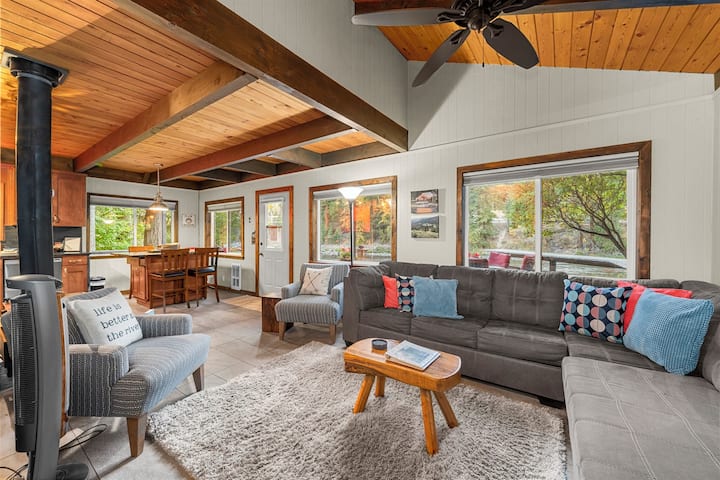 Riverfront Cabin Sleeps 4 With A Hot Tub - Lake Chelan, WA