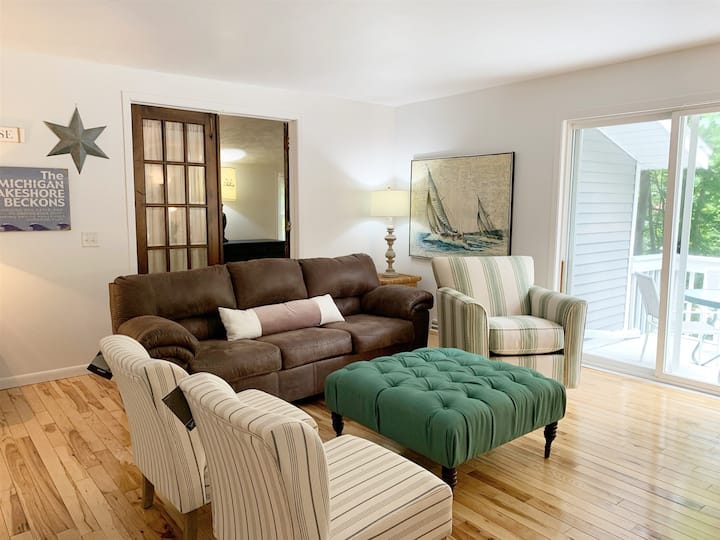 Bootleggers: Downtown Cottage With Spacious Deck - 소개턱