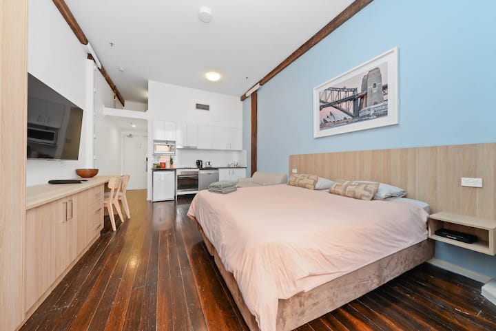 Character Filled Cbd Apartment With Pool & Gym - North Sydney