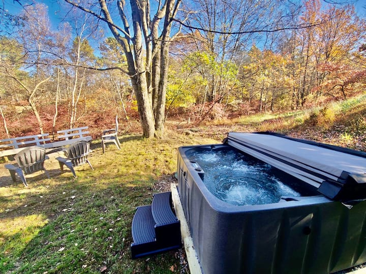 Lake Retreat - Hot Tub, Pool & Game Room - Mount Pocono, PA