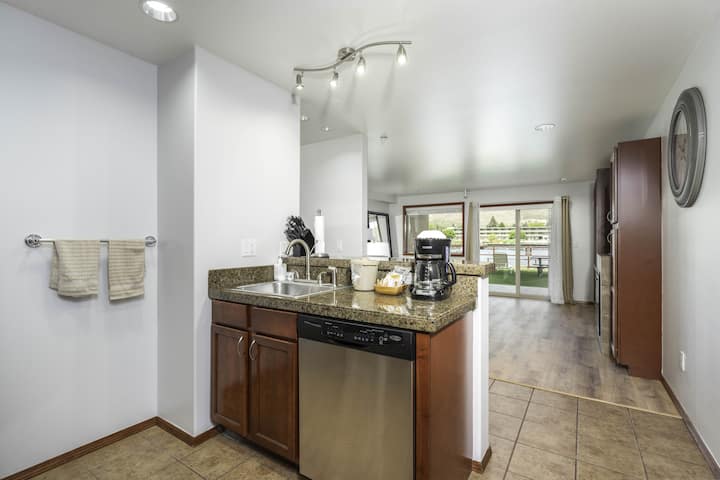 Grandview 613 Waterfront Condo On Lake Chelan - Chelan, WA