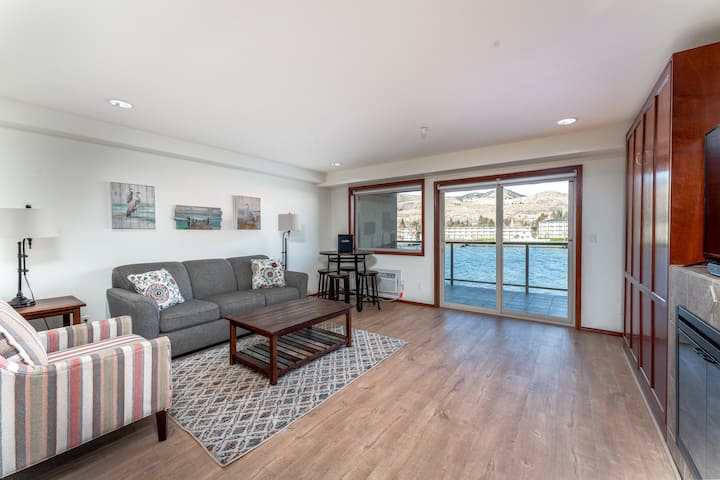 Grandview 636 Waterfront Condo On Lake Chelan - Chelan, WA