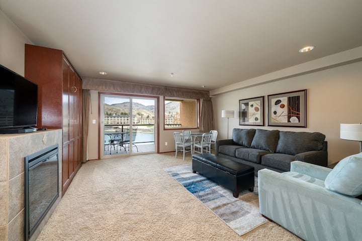 Grandview 635 Waterfront Condo On Lake Chelan - Chelan, WA