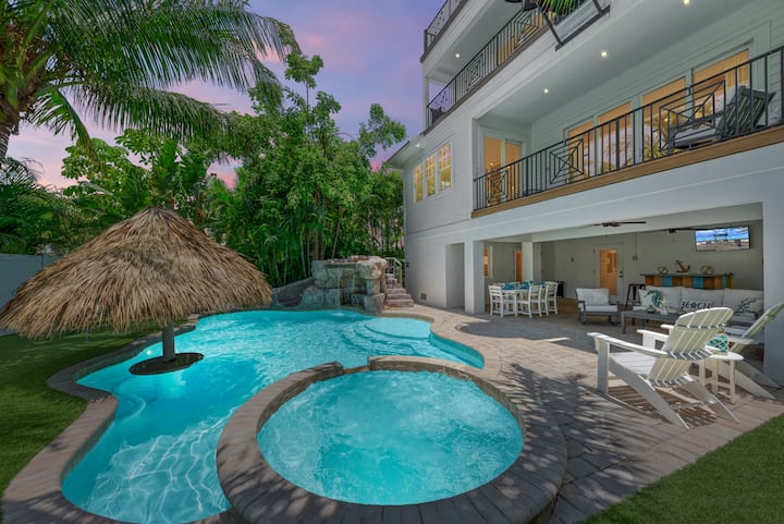 Vacation Home W/ Pool, Putting Green, + Waterslide - Holmes Beach, FL