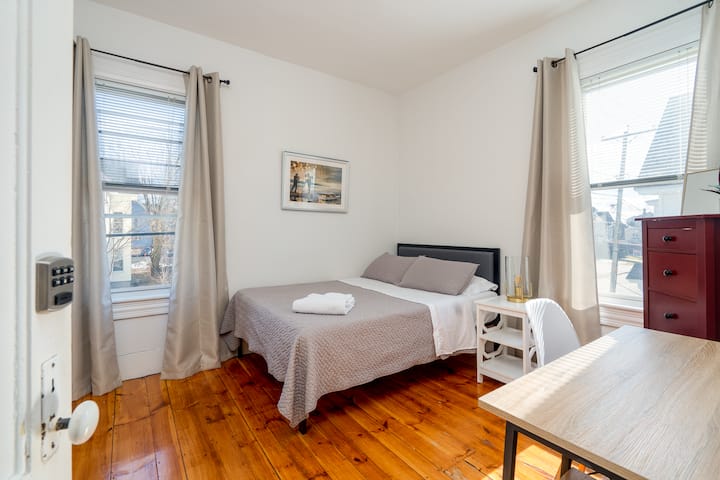 Clean, Cozy, And Close To Downtown - Manchester, NH