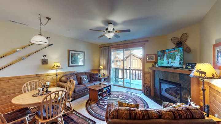 Rustic Mountain Getaway | Desk, Games, Queen Suite & Bunk, Near Downtown - Truckee, CA