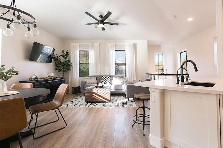 Stay In Downtown Gilbert–walkable Fun! - Gilbert, AZ