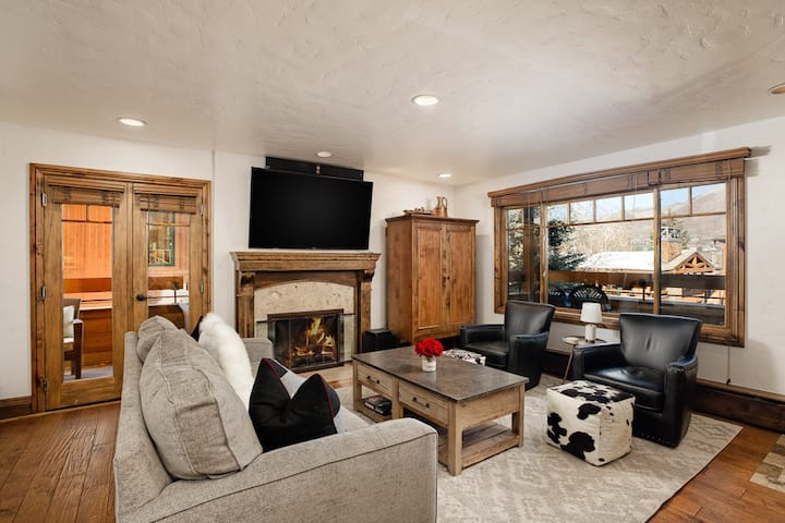 Fasching Haus 310 | Deluxe Condo W/ A/c & Deck - Aspen, CO
