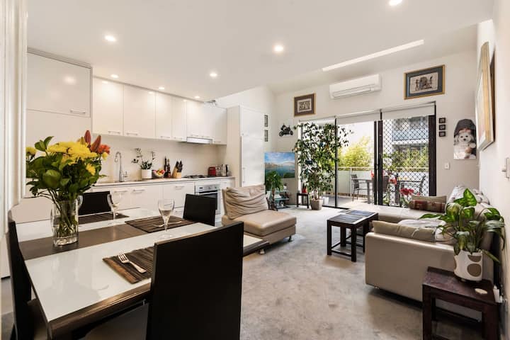 Poolside Apartment Opposite Redfern Park - Sydney