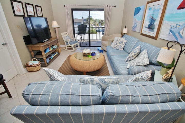 Colorful Condo With Beautiful Beach And Pool Views - New Smyrna Beach, FL