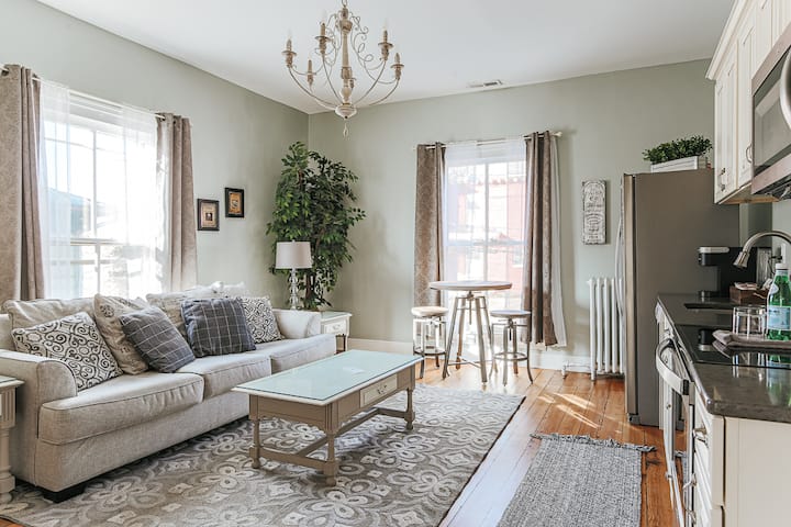 The Bons Amis Suite: Walk Downtown! - Staunton, VA