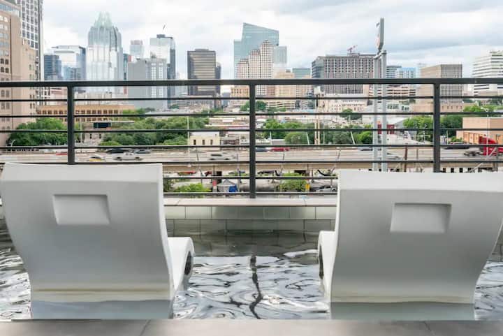 Swanky Townhome+rooftop | Downtown | 6th Street! - Austin, TX