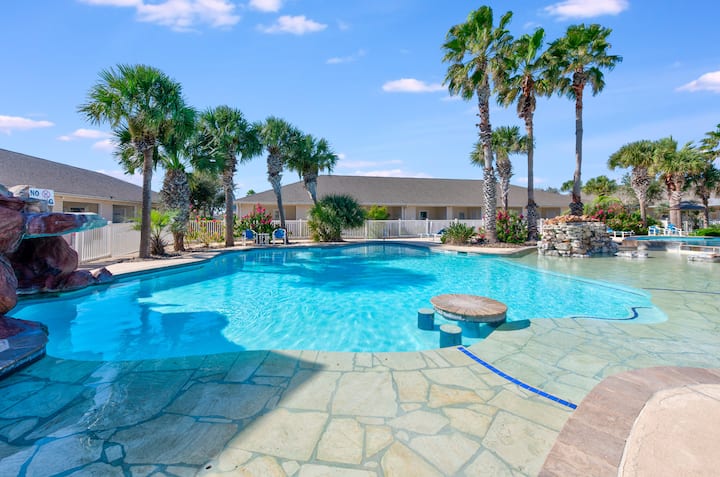 Pet-friendly Retreat | Heated Pool, Patio & Garage - Corpus Christi, TX