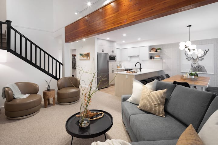 Professionally Renovated Throughout During Fall 2022! Garage, Walk To Slopes. Exquisite - Whistler Blackcomb
