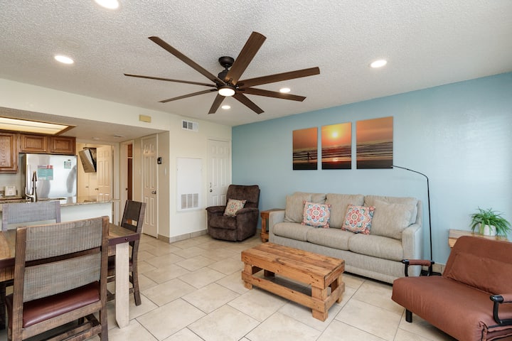 Coastal Modern Escape | Pets + Pool & King Bed - Texas