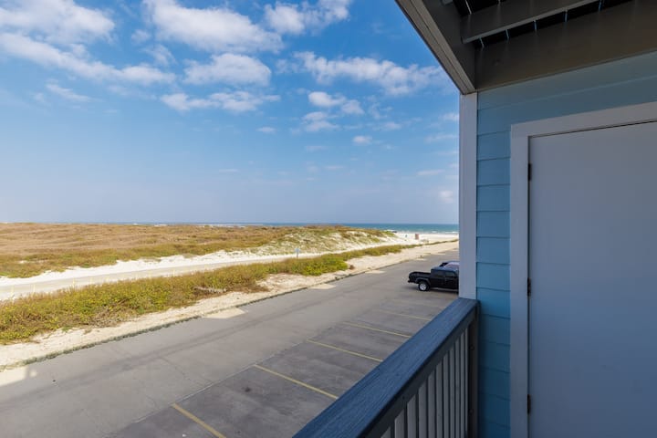 ¡Propiedad En El Segundo Piso Con Ubicación Inigualable Con Vista A La Playa Y La Piscina! - Corpus Christi, TX