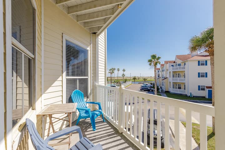 Cozy Beach Escape | Pool & Private Balcony - Corpus Christi, TX