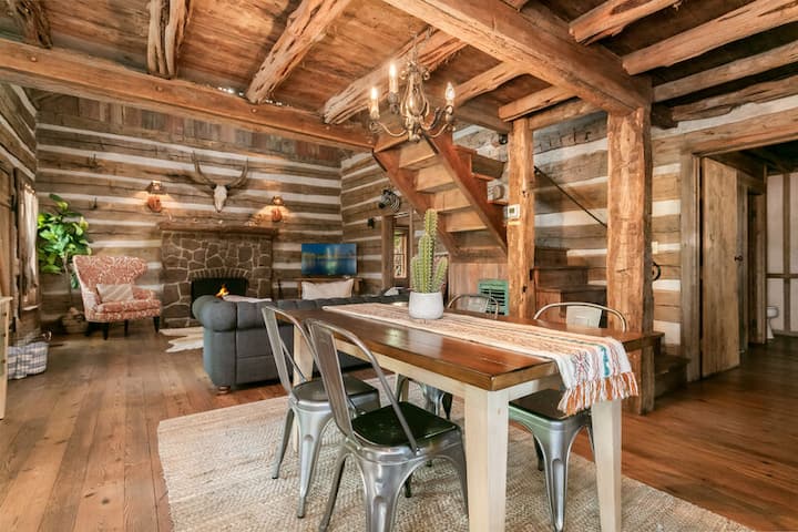 Buckhorn Cabin | 1/1 W/ Loft | King Beds | Hot Tub | Walk To Main | Indoor Seasonal Fireplace - Fredericksburg, TX