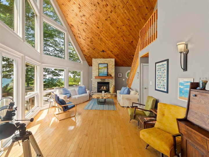 Blue Bluff Beauty - King Bed, Private Lake Access - Bayfield