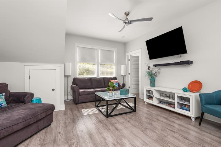 Sunny Guest House | King Bed, Balconies, Walkable