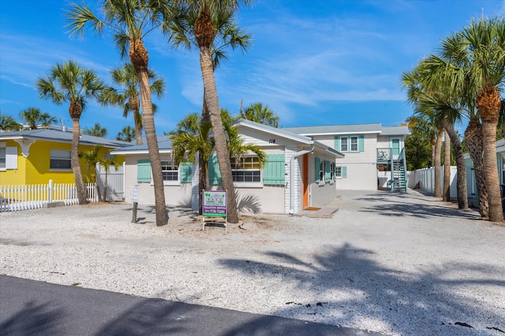 Sea Spray 1: *Pet-friendly *Steps To The Beach - Anna Maria Beach, Anna Maria