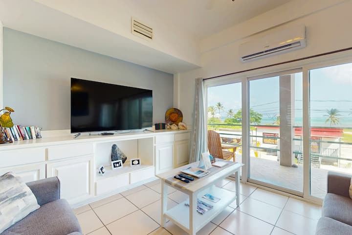 Lovely Waterfront Home W/ Shared Swimming Pool - Belice