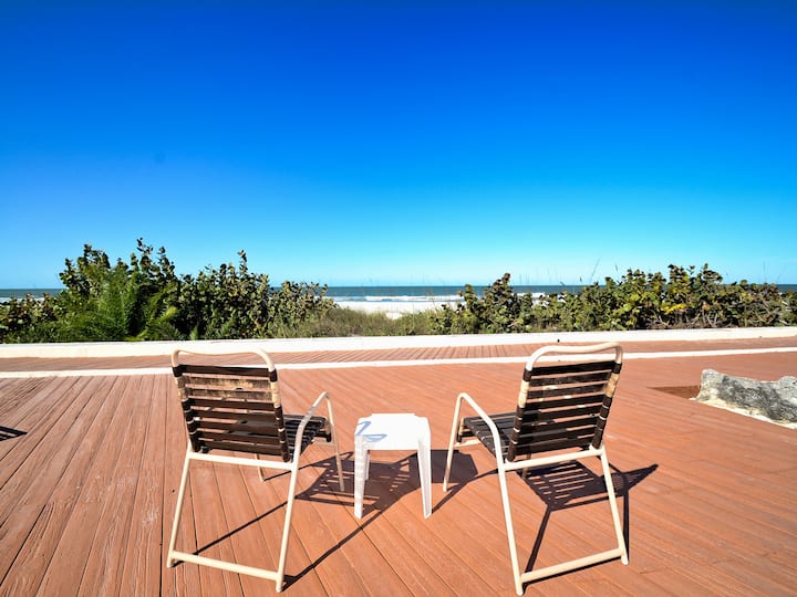 Montmartre Condos 216 Beachfront 2 Bedroom 2 Bath At Mont Martre Condos - Belleair Beach, FL