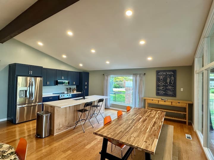 Beachfront 3 Bd Steps 2 Cedar Point Open Monthly - Sandusky, OH