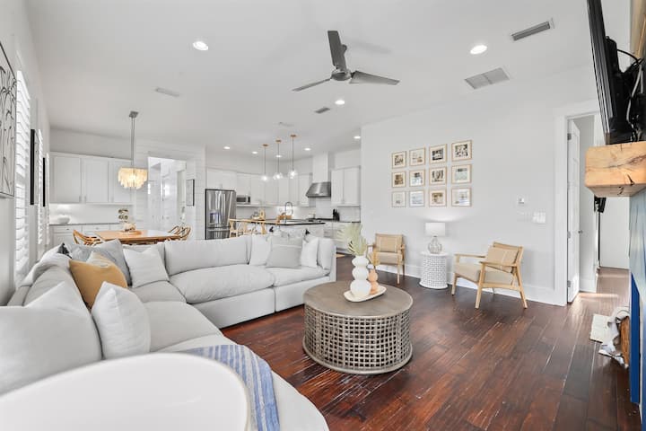 8 Br Compound | 2 Pools, Putting Green + Game Room - Jacksonville Beach, FL