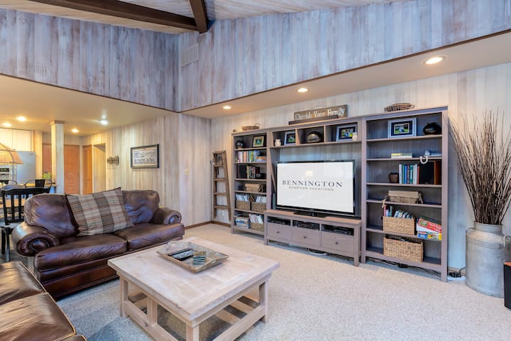 Back06 - Luxury Home, Hot Tub, Walk To Village - Sunriver, OR
