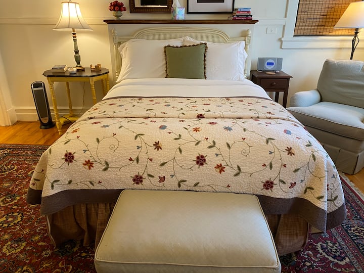 Evelyn: Snug Studio Offers Rich Comfort - St. Louis, MO