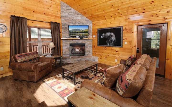 Splash 'N More | Indoor Pool, Hot Tub & Game Loft - Sevierville, TN