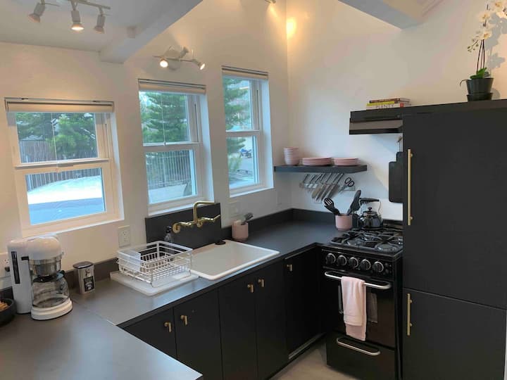 Architecturally Unique Studio W/patio And Parking - San Diego, CA