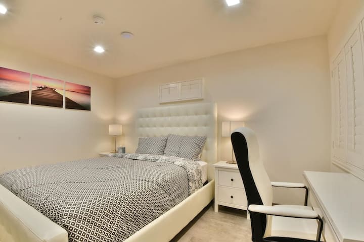 Chic Studio Escape | Steps To Beach, Fast Wifi - Costa Mesa, CA