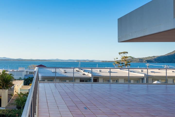 Stunning Apartment With Water Views And A Pool - Nelson Bay