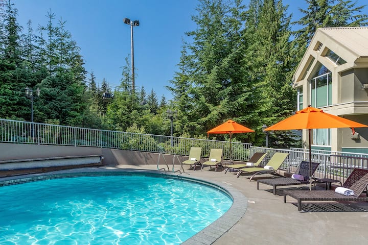 Bright Condo W/ Pool, Gym & Parking - British Columbia