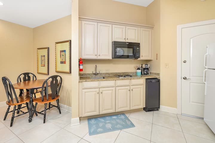 Enjoy This Convenient Located Condo With Pool! - Jekyll Island, GA