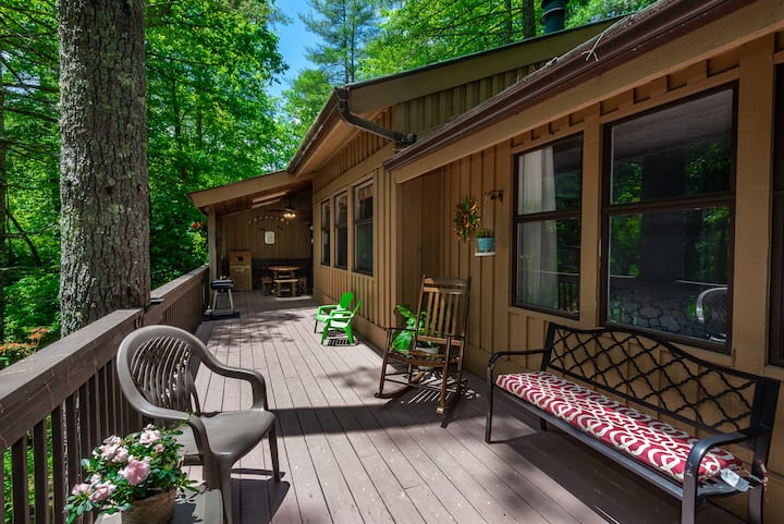 Fall Specials | King En-suite | 40’ Deck | 1mile T - Sapphire, NC