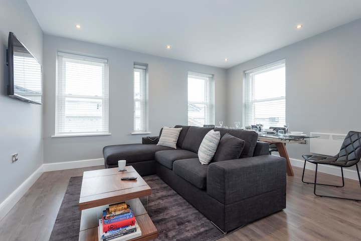 Large 2 Bedroom Serviced Apartment Bolton Town Cen - Bolton