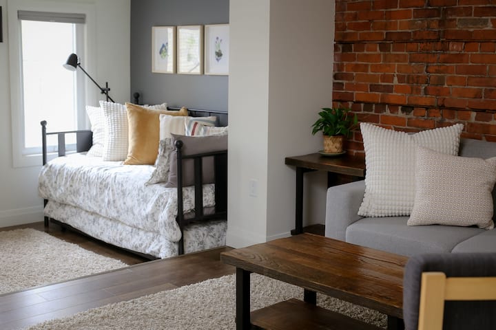 Debonaire Suites - Alcove: Downtown, Calm, Modern - Stratford